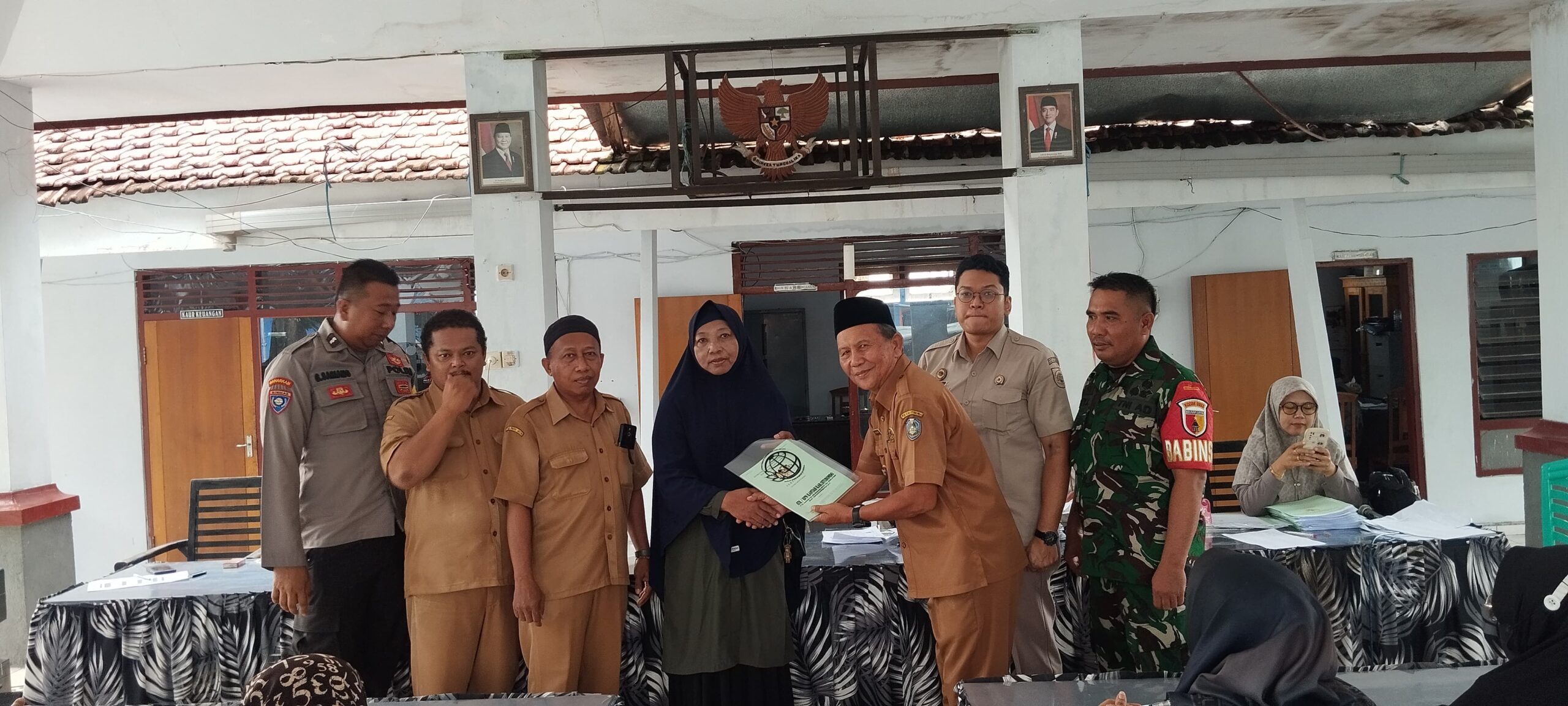 Kades Paowan Bersama BPN Serahkan 113 Sertipikat PTSL Tahun 2024 Dengan ...